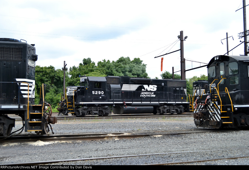 NS GP38-2 5290 leads CSAO MO-R1 into Morrisville